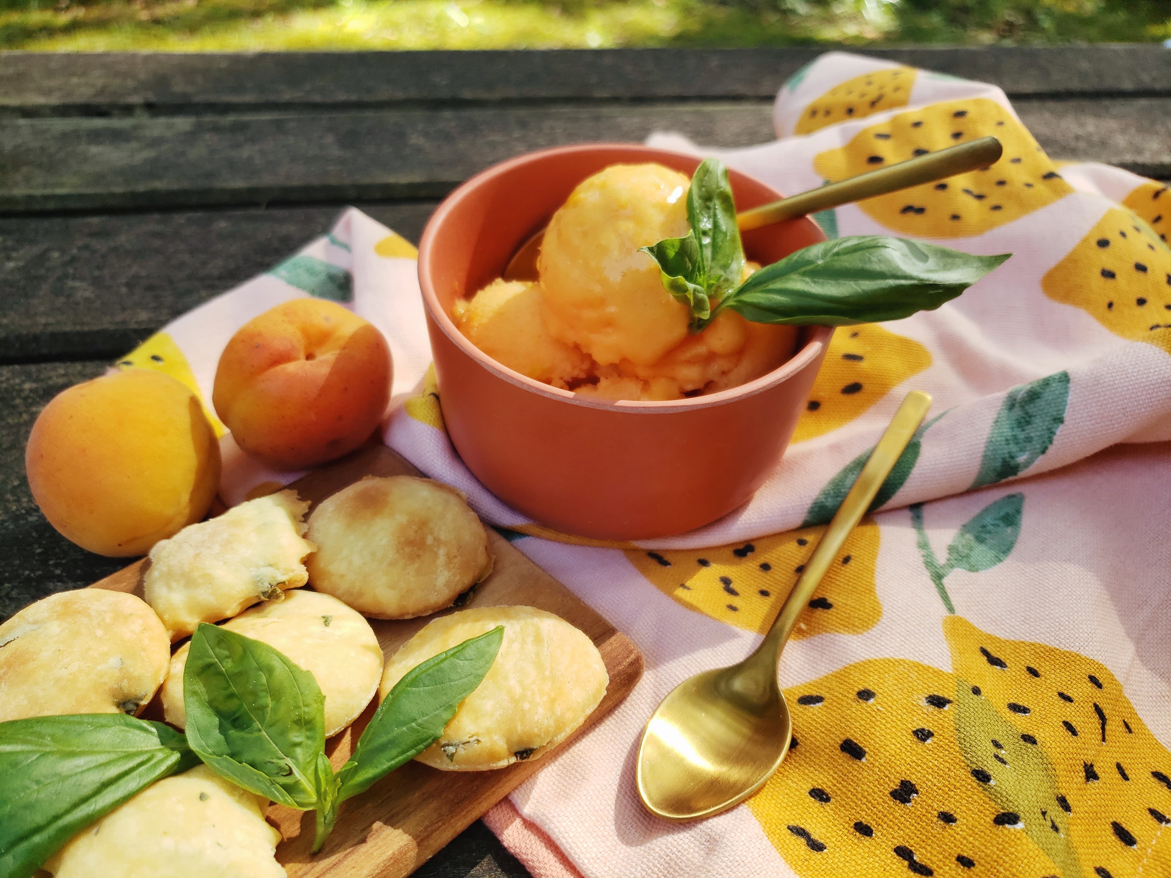 Recette de glace à l’abricot et mini feuilletés basilic